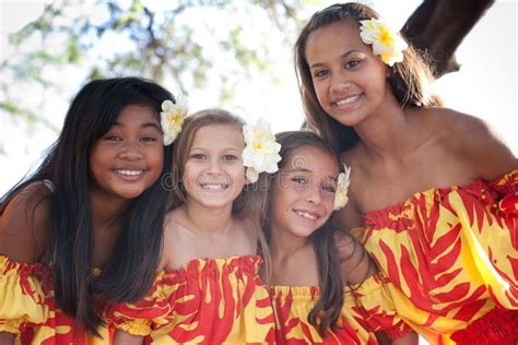 Geblühte Schöne Polynesier Hula Mädchen Die An Der Kamera Lächeln