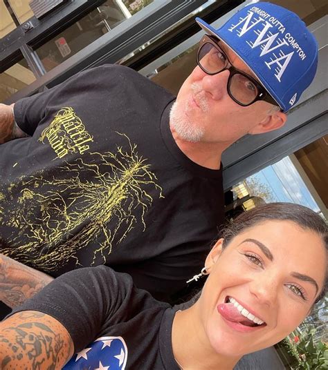Breaking Trouble In Paradise As Jesse James Pregnant Wife Files For