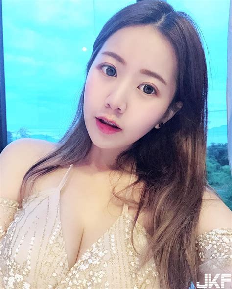 【ev女孩】髮廊女客人正到爆，「低胸爆乳」還有火辣熱褲，仔細一看長輩真的很兇呀～ Ev扑克博客