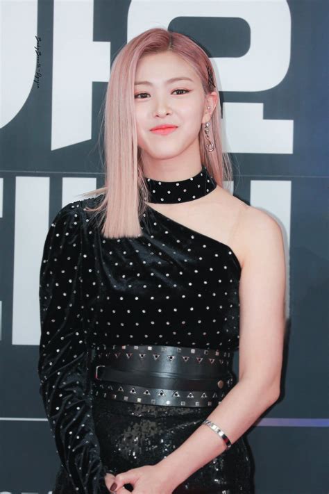 𝗕𝗮𝗯𝘆𝗕𝗿𝗲𝗮𝘁𝗵 On Twitter 191225 Sbs가요대전 레드카펫 류진 Ryujin 있지 Itzy