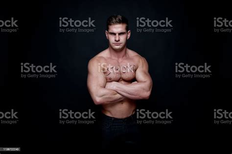 강한 자신의 가슴에 쓴 아름 다운 근육 질 남자 20 29세에 대한 스톡 사진 및 기타 이미지 20 29세 25 29세