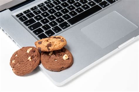 the difference between sessions and cookies in php