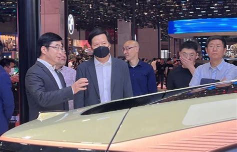 2023上海车展：小米雷军现身车展 参观多个展台 腾讯新闻
