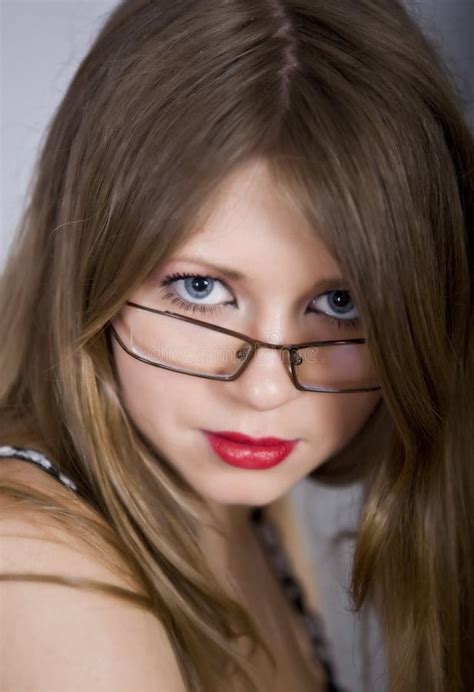 Blonde Hermoso De La Muchacha Con Los Ojos Azules Y Los Vidrios Imagen
