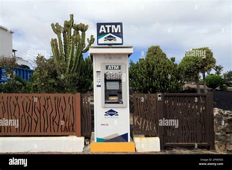 Outdoor Attractively Situated Atm Cash Withdrawal Banking Machine