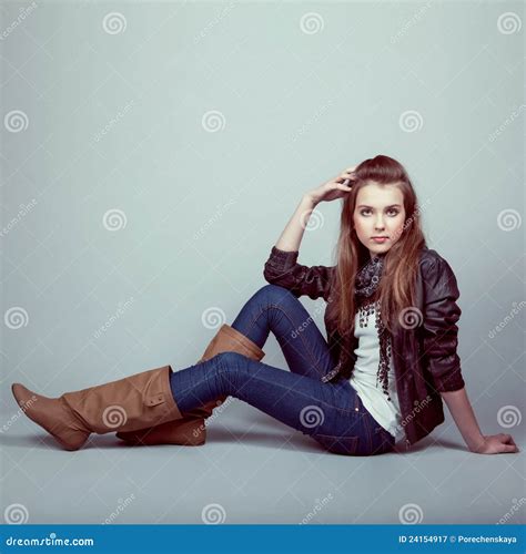 Modelo Joven Con Estilo Imagen De Archivo Imagen De Belleza 24154917