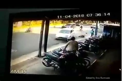 Tiba Tiba Berhenti Di Jalan Seorang Pengendara Sepeda Motor Diterjang