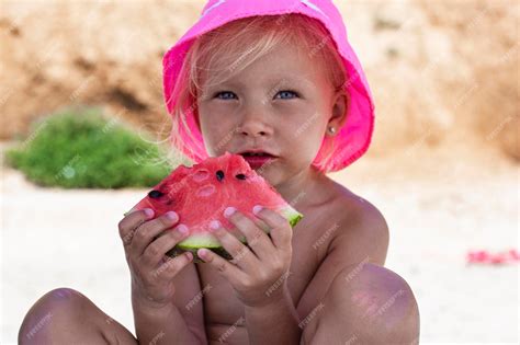 Fille Enfant Au Chapeau De Panama Mangeant De La Pastèque Alors Quil