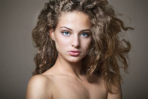 Mooi Jong Meisje Met Krullend Haar Stock Afbeelding Image Of