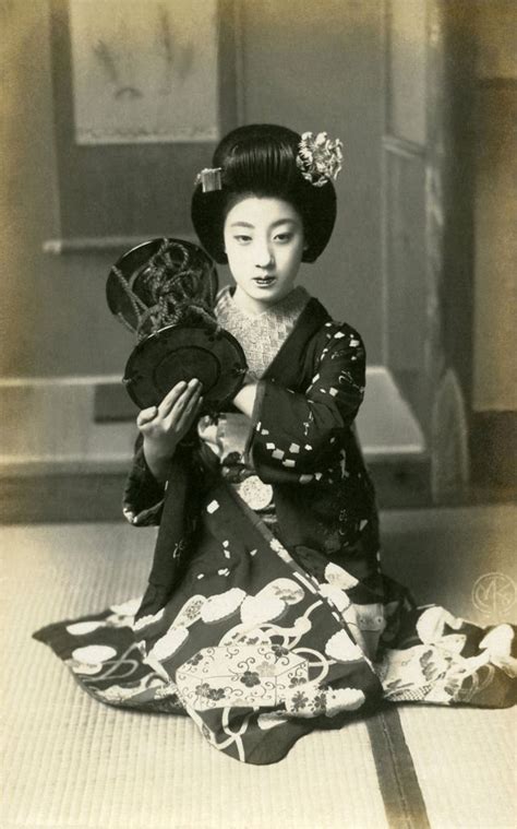 謎に包まれた妖艶の芸妓。明治・大正・昭和を生きた「富菊」のオーラが、時代を超えている Ddn Japan Japanese Geisha