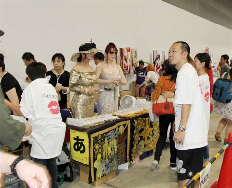 【写真 2 7枚】叶姉妹：コミケの一般ブースに初出展で2000人以上の待機列 手渡しで「ありがとう」 Mantanweb（まんたんウェブ）