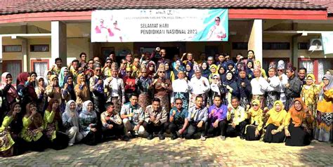 Mengenakan Pakaian Adat Disdik Hst Peringati Hardiknas 2023 Jurnal