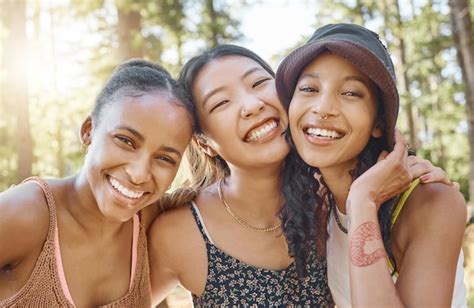 Amigos Acampando Y Mujeres En Aventuras Selfie Y Viajes Felices Con