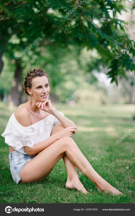 Belle Fille Sexy En Short Reposant Dans Un Parc Sur Lherbe Image Libre