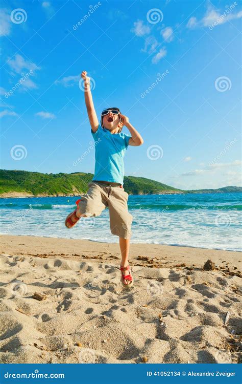 Bambino Che Gioca Sulla Spiaggia Fotografia Stock Immagine Di Gioia