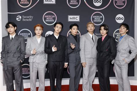 Chlöe Meets Bts At The 2021 American Music Awards Popsugar Celebrity