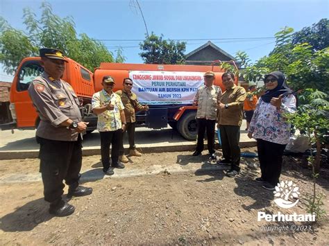 Perhutani Perhutani Bersama Bpbd Pati Salurkan Bantuan Air Bersih Di Pati