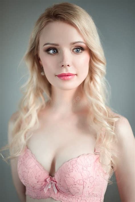 Jeune Femme Blonde De Sourire Sexy Dans La Lingerie Posant Sur Le Fond