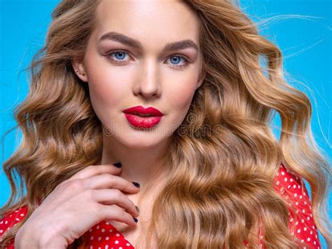 Portrait Dune Belle Jeune Blonde Belle Fille Avec De Longs Cheveux