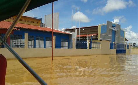 Enchente Inunda Escolas No Am 17 05 2018 Cotidiano Fotografia