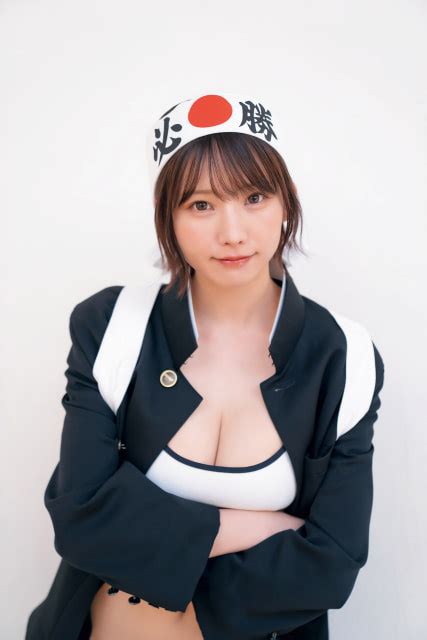 「逃走中」出演も話題、日本一のコスプレイヤー＆グラビアクイーン・えなこがビキニで応援団、眼鏡＆ベレー帽＆ビキニ、ネグリジェ姿も披露 「月刊