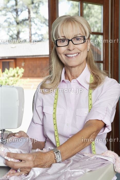 Portrait Of A Happy Senior Woman Sewingの写真素材 [20594058] イメージマート