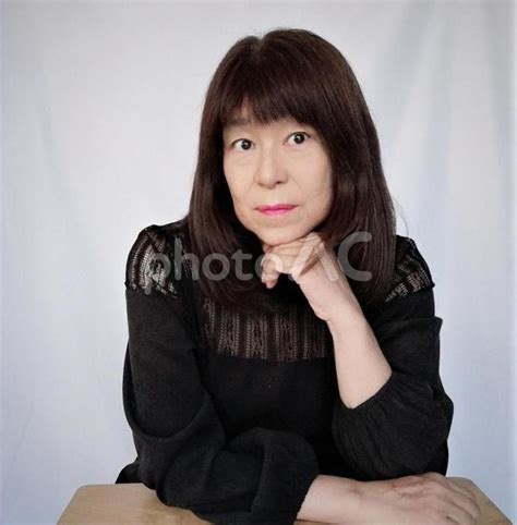 頬杖をついて話を聞く62歳の女性 No 25375206｜写真素材なら「写真ac」無料（フリー）ダウンロードok