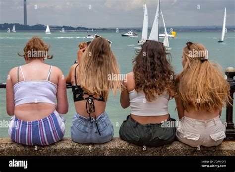 Quatre Copines Assis Sur La Plage Banque De Photographies Et Dimages à