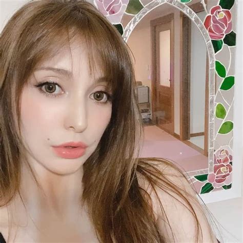 藤井リナさんのインスタグラム動画 藤井リナinstagram 「髪の毛はボサボサだけどw ずっとおうちにいるとお化粧する機会がなかなか