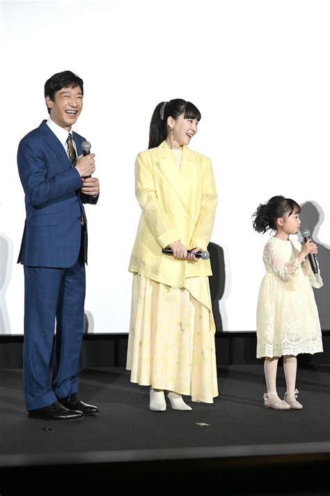 左から堺雅人、麻生久美子、池村碧彩。 マカロニえんぴつ「fly！／フライ！」舞台挨拶の登場、“月へ行く”ぐらいの大きな挑戦は [画像・動画