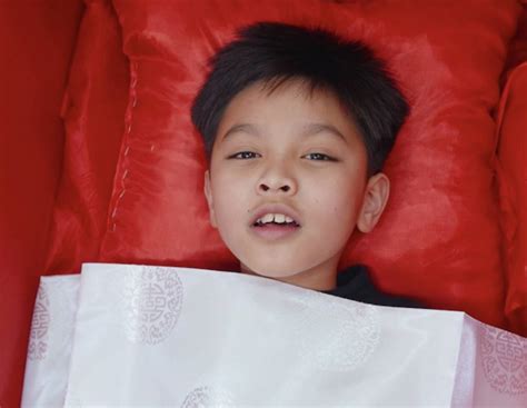 成人教科書丨洪永城帶11歲仔體驗死人化妝、瞓棺材 觀眾激辯教育意義何在 影視娛樂 新假期