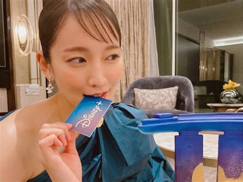 吉岡里帆、大胆肩出しの美しすぎるドレス姿に絶賛の声「綺麗過ぎてキュンキュン」「なんてかわいい…」 All About ニュース