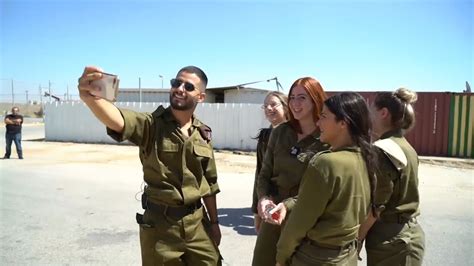 עדן חסון מפתיע את חיילי צה״ל צה״ל Youtube