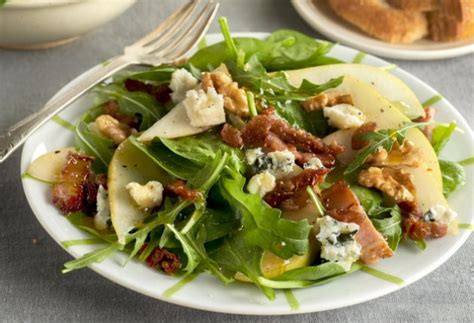 Ensalada De Espinacas Con Queso Azul Pera Nueces Y Beicon