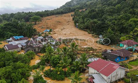 Bencana Tanah Longsor Di Serasan Antara Foto
