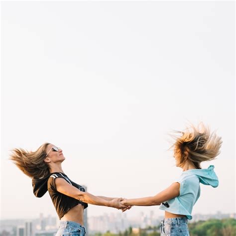 Deux Filles Samusant Sur Le Toit Photo Gratuite