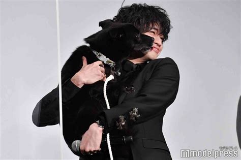 Sexy Zone中島健人、相棒・犬のクロからの熱烈愛受ける「12月のキスです」＜ラーゲリより愛を込めて＞ ガールズちゃんねる
