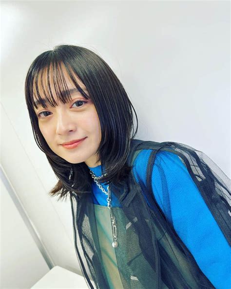 安達祐実さんのインスタグラム写真 安達祐実instagram 「💙💚💙 前髪ひさしぶり過ぎて、 ヘアセットに戸惑う🥴」6月10日 6時