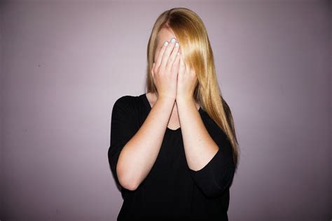 무료 이미지 사람 소녀 여자 사진술 초상화 모델 손가락 좌석 검은 레이디 표정 입 인간의 몸 머리
