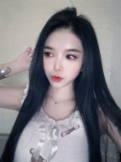 妤 On Twitter Rt Yixinbb21 三好女人 好累～好睏～～好想愛愛😳 轉推可能偷偷塞福利給你 大尺度 小隻馬