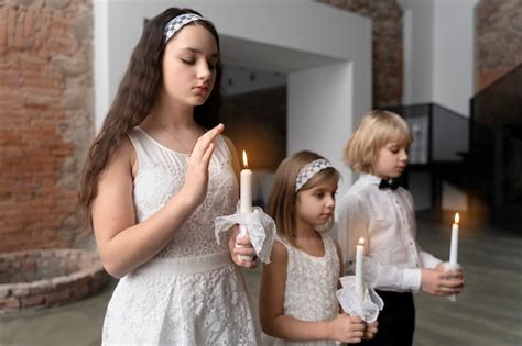 Крупным планом христианская девушка молится с распятием Бесплатно Фото