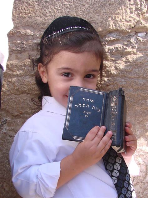 Joods Jongetje Bij De Klaagmuur Gemaakt In Jeruzalem Cultura Judaica
