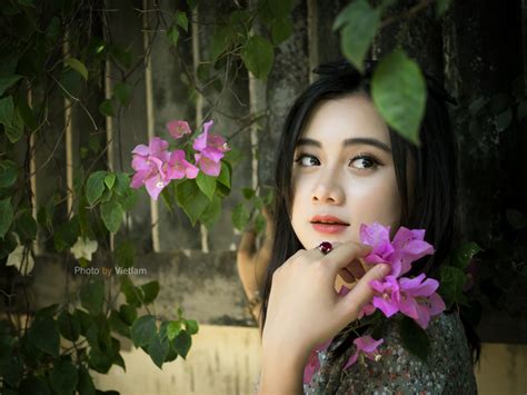 무료 이미지 식물 소녀 사진술 꽃 초상화 모델 봄 녹색 플로라 드레스 눈 아름다움 플로리스트 리 사진