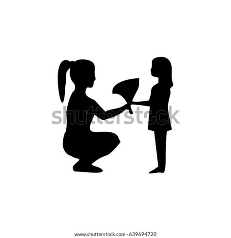 Mother Daughter Silhouette เวกเตอร์สต็อก ปลอดค่าลิขสิทธิ์ 639694720