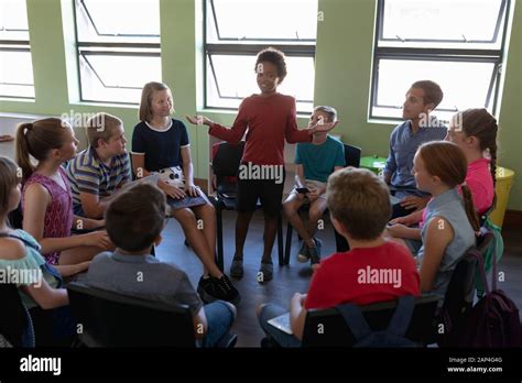 Niños Sentados En Círculo Fotografías E Imágenes De Alta Resolución Alamy