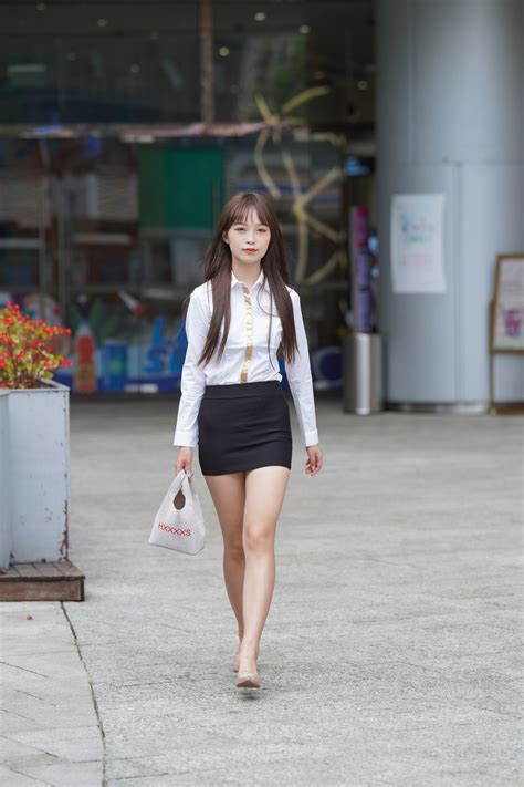 [magic Mirror Street Photography] No 151 Long Legged Beauty In Uniform