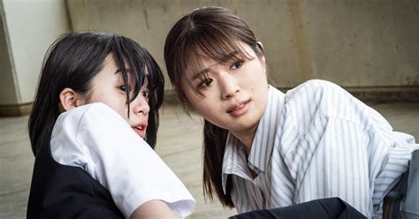 渋谷凪咲、早瀬憩と廊下に倒れ込み何者かに怯え… 『あのコはだぁれ』場面写真公開 2024年6月6日 エキサイトニュース