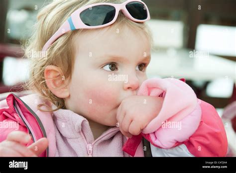 Sucer Pouce Banque De Photographies Et Dimages à Haute Résolution Alamy