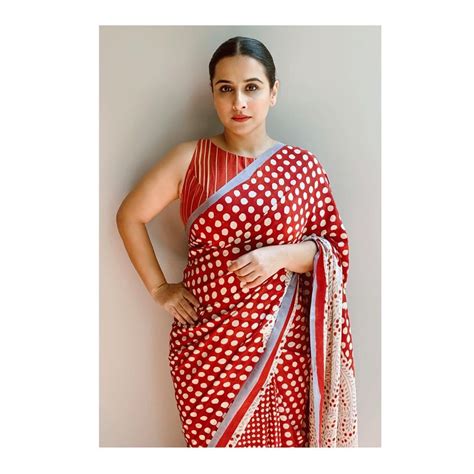 Madhuri Dixit Retro Look In Polka Dot Saree And Puff Blouse In Hindi