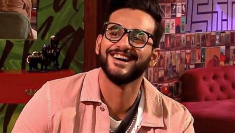 Bigg Boss Ott 2 Abhishek Malhan Aka Fukra Insaan Kisses Manisha Rani